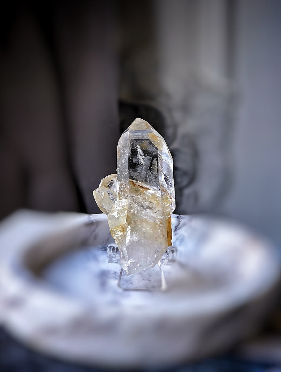 Golden Healer Quartz Point on Stand - mini 54g #285 – Spades Crystals